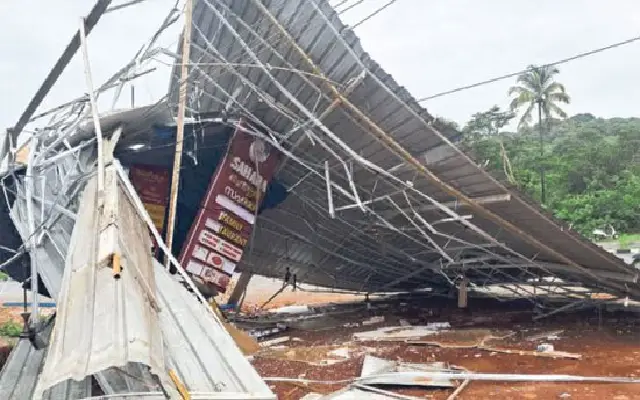 Hotel Roof Blown Away by Strong Winds Near Shiroor Border | News Karnataka