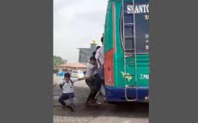 Student Thrown from Overcrowded Bus in Mangaluru, Video Goes Viral ...