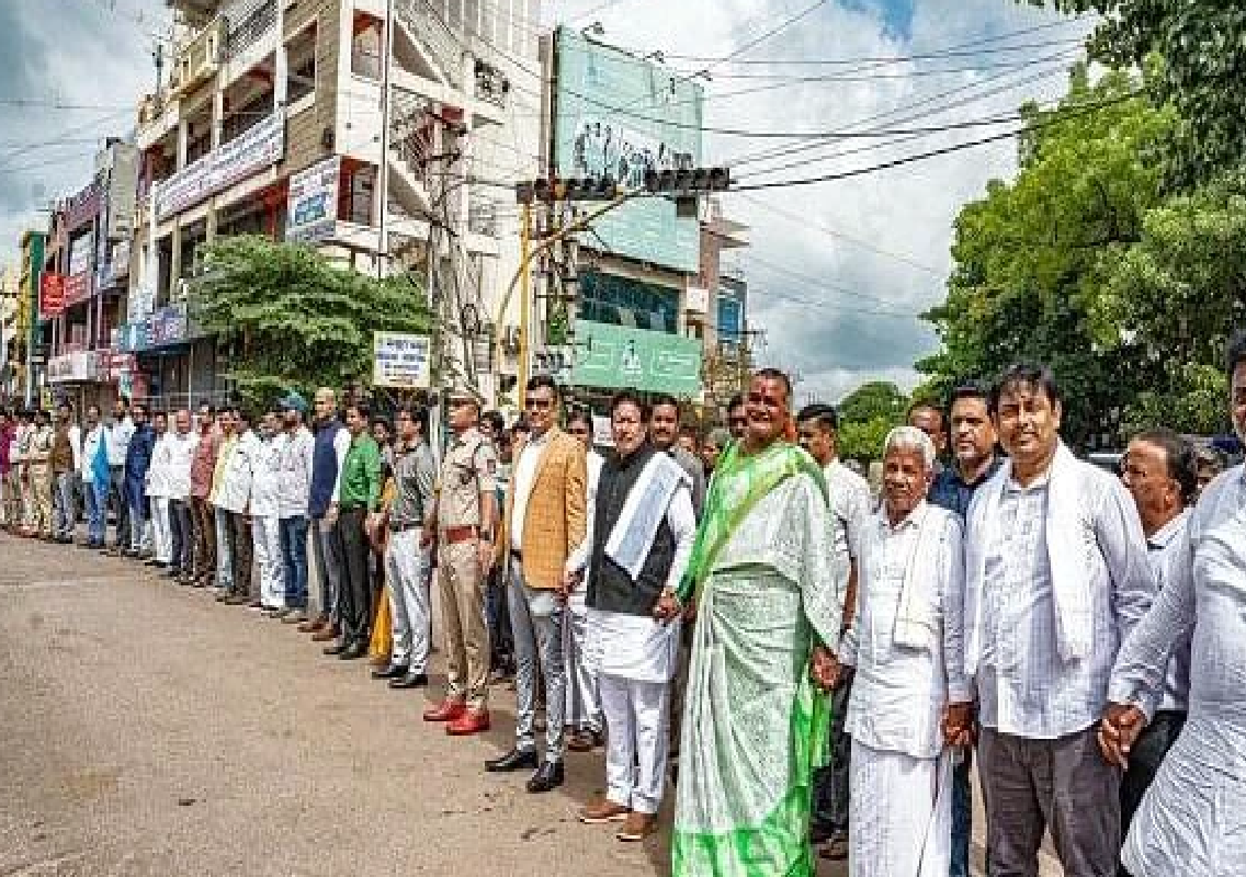 Karnataka Forms 2,500-Km-Long Human Chain to Mark International Day of ...