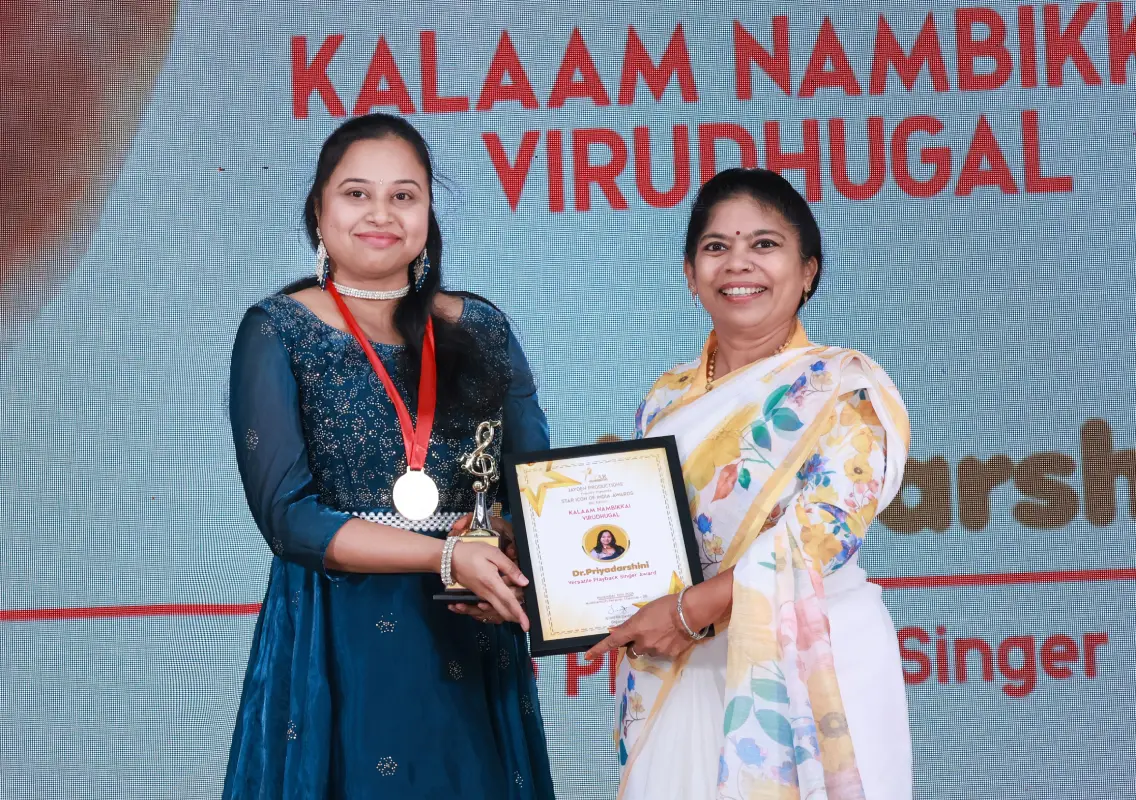 Priyadarshini receives "Versatile Playback Singer Award" at Star Icon ...