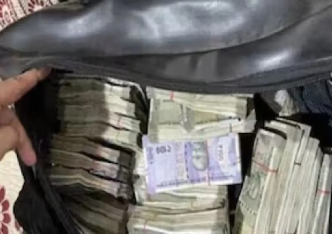 Student wins hearts after returning bag with ₹3 lakh | News Karnataka